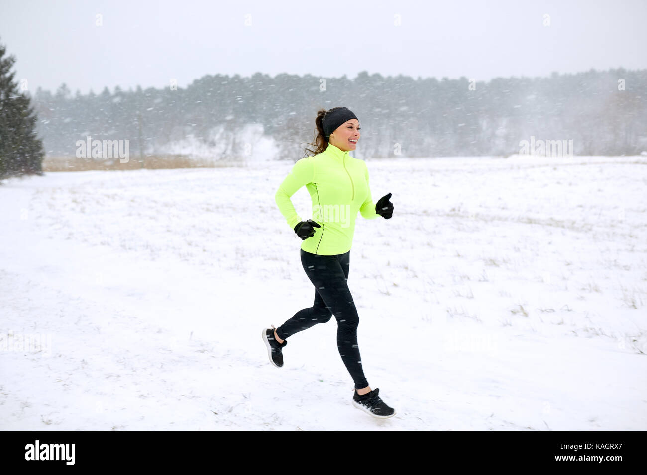 Woman sporty snow hi-res stock photography and images - Alamy