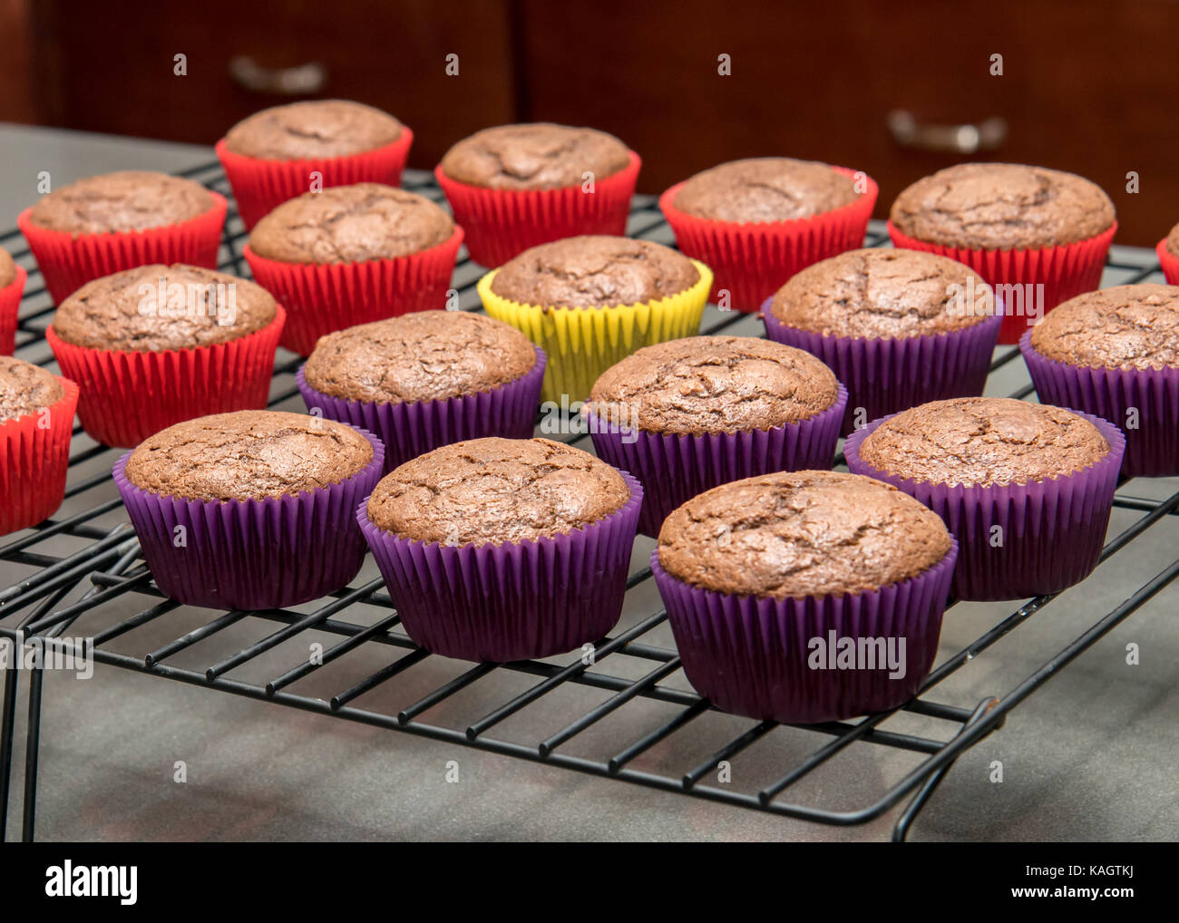 Cakes on cooling rack baking hi-res stock photography and images - Alamy