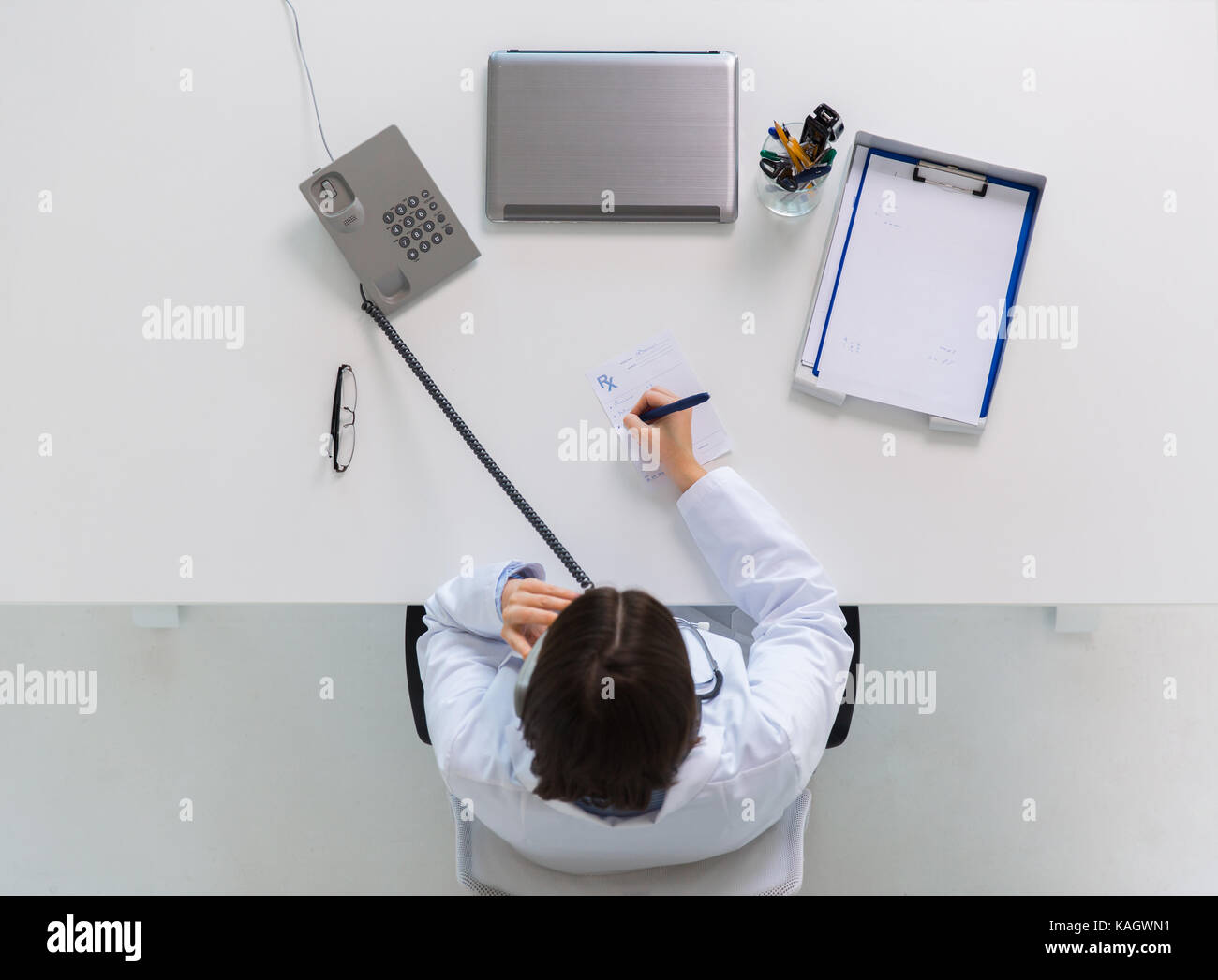 Female therapist phone hi-res stock photography and images - Alamy