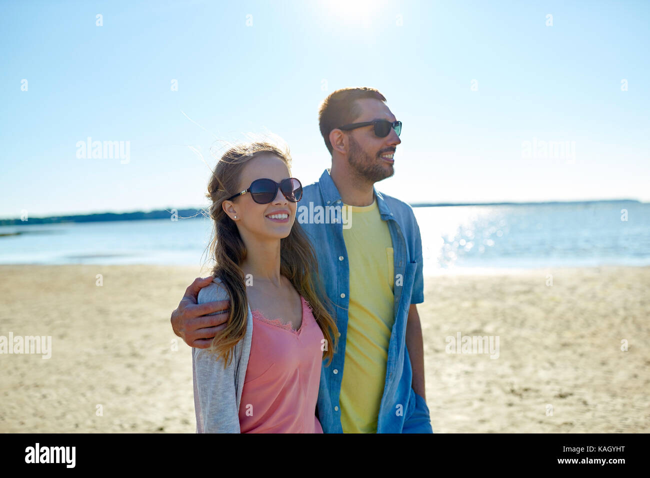 Couple happy hugging beach hi-res stock photography and images - Alamy