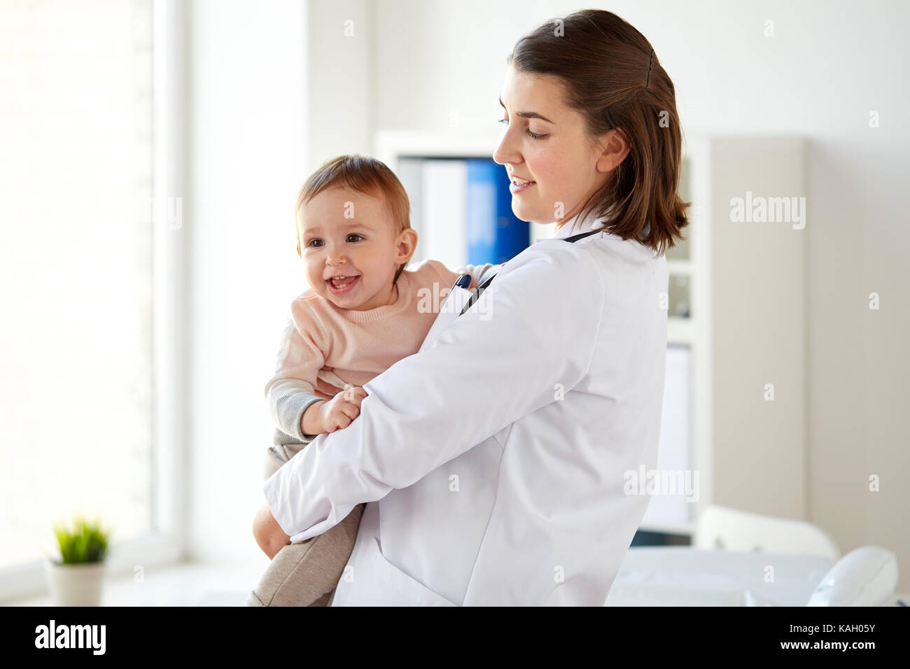 Baby and doctor hi-res stock photography and images - Alamy