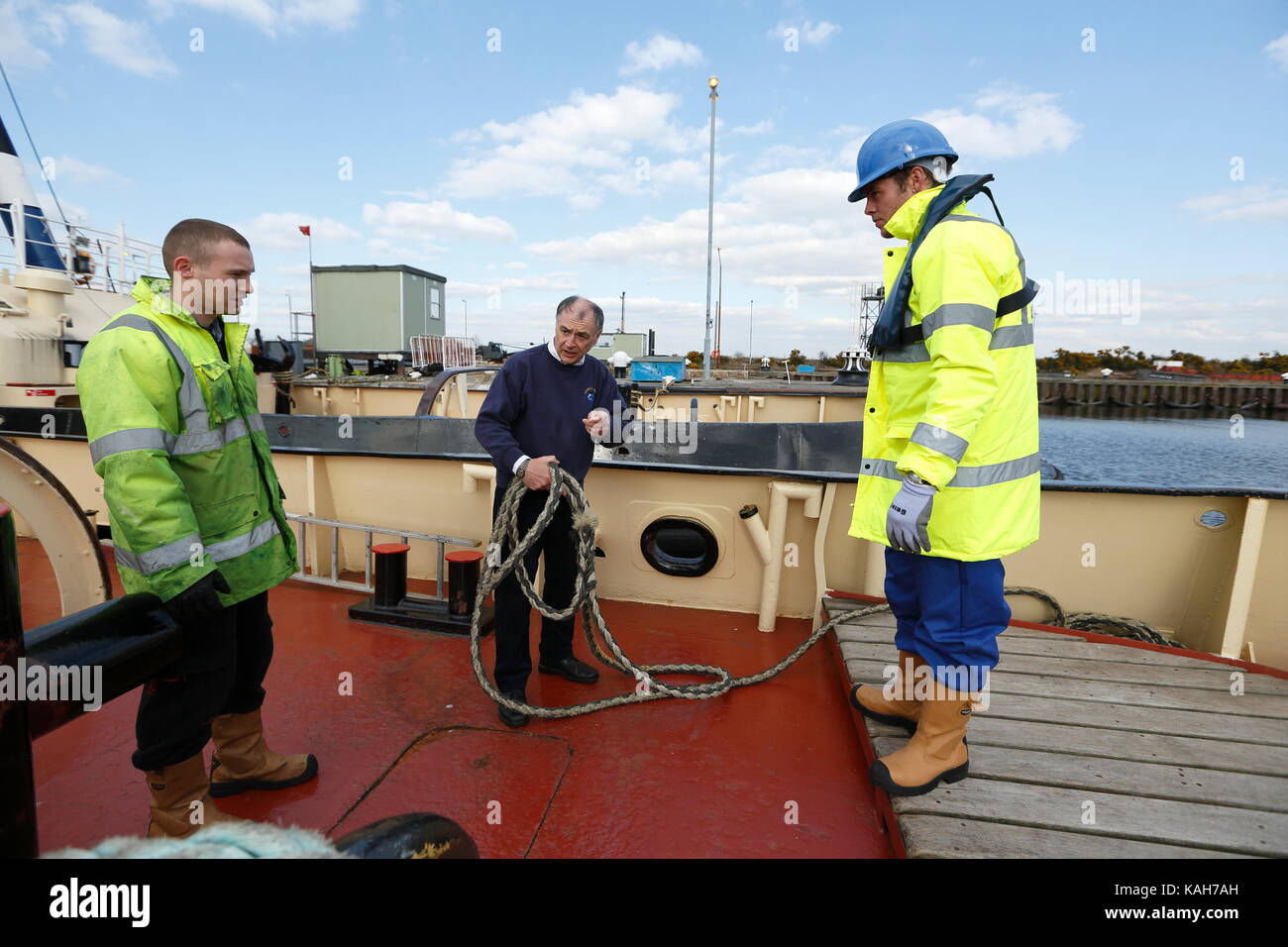 2 tug boats hi-res stock photography and images - Alamy