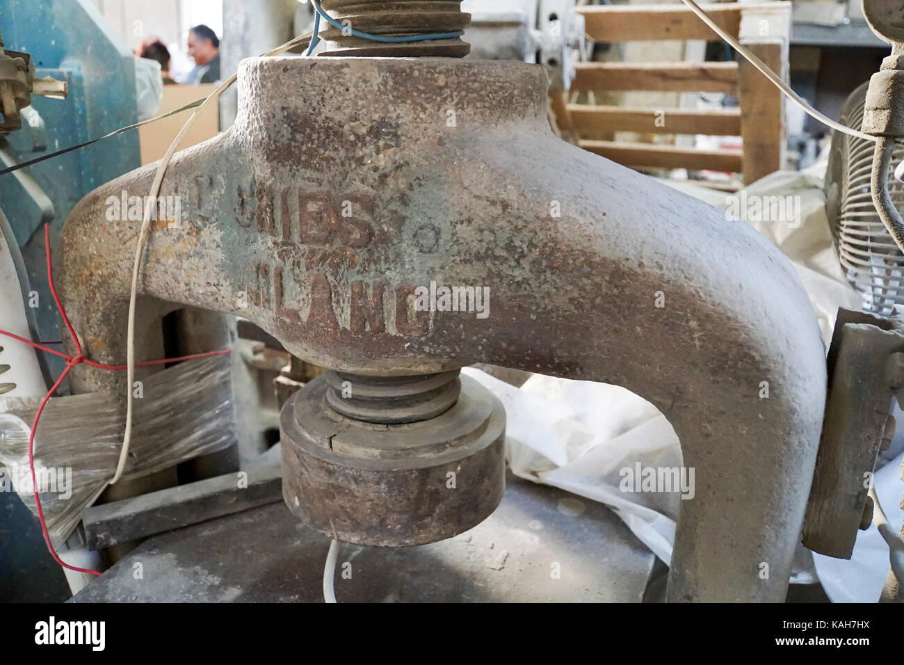 Old style hand operated manual iron screw press Stock Photo - Alamy