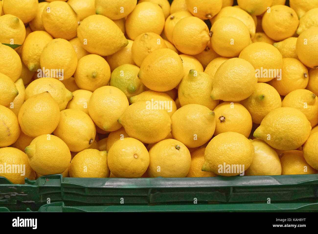 Big bunch of yellow lemons in crate Stock Photo - Alamy