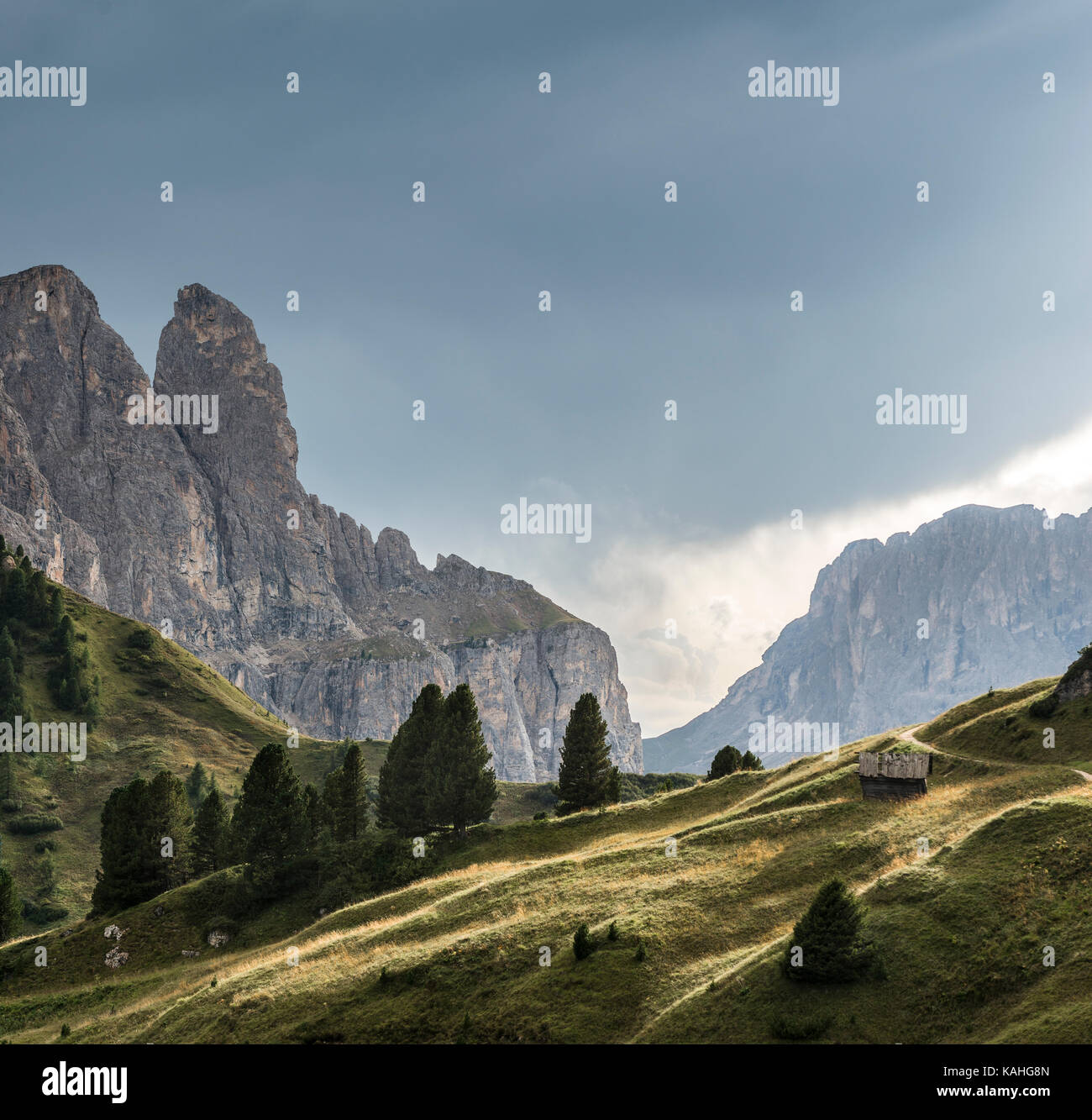 Val Gardena Pass, Passo Gardena, 2121m, at the back of Murfreitspitze ...
