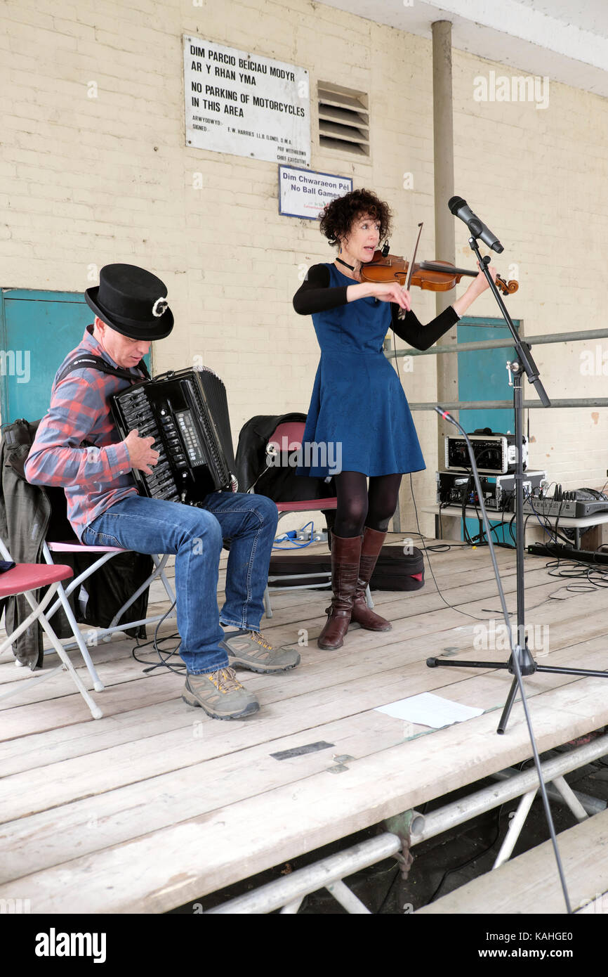 Couple playing violin hi-res stock photography and images - Alamy