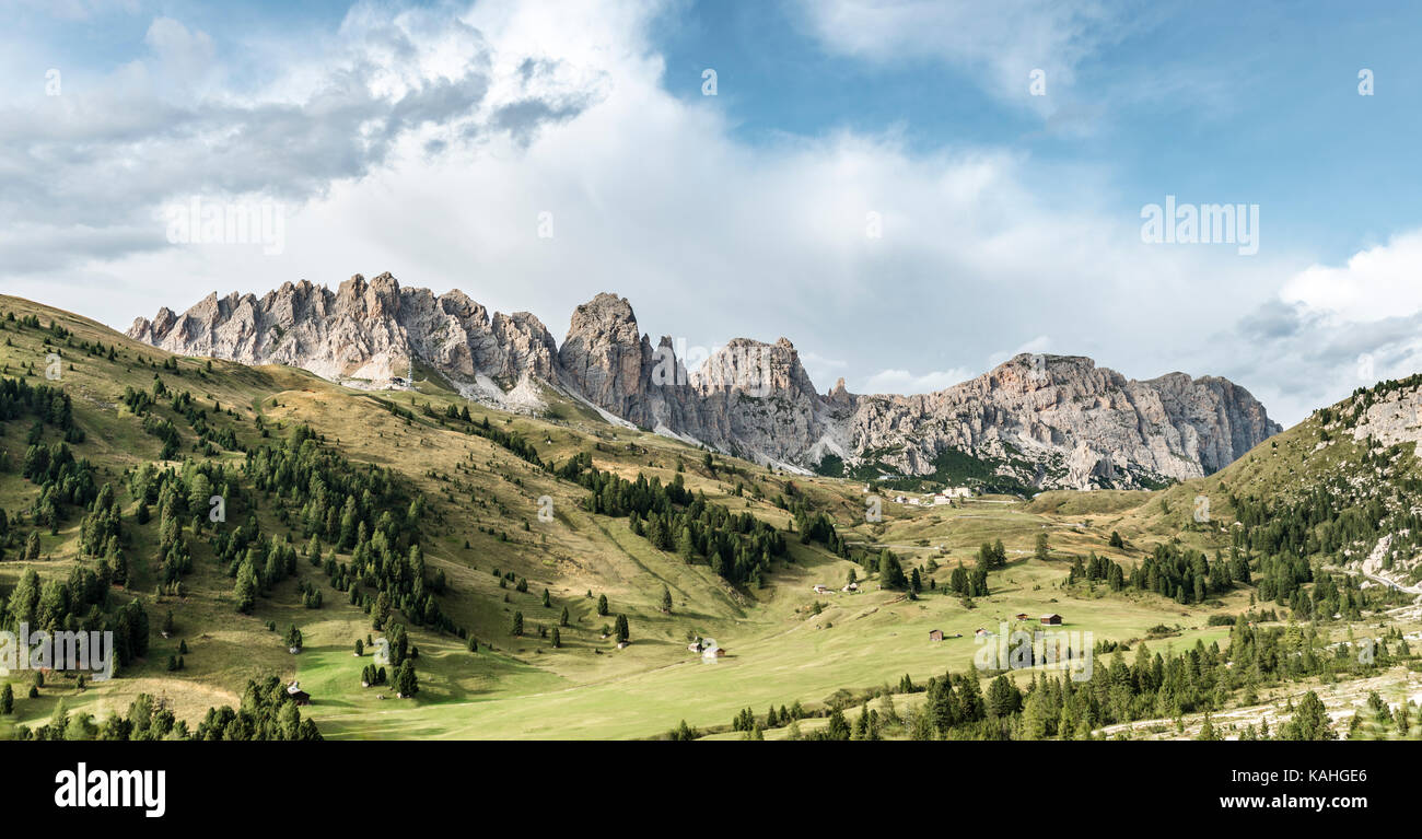 Gardena Pass, Passo Gardena, 2121m, Puez group at the back, Puez ...