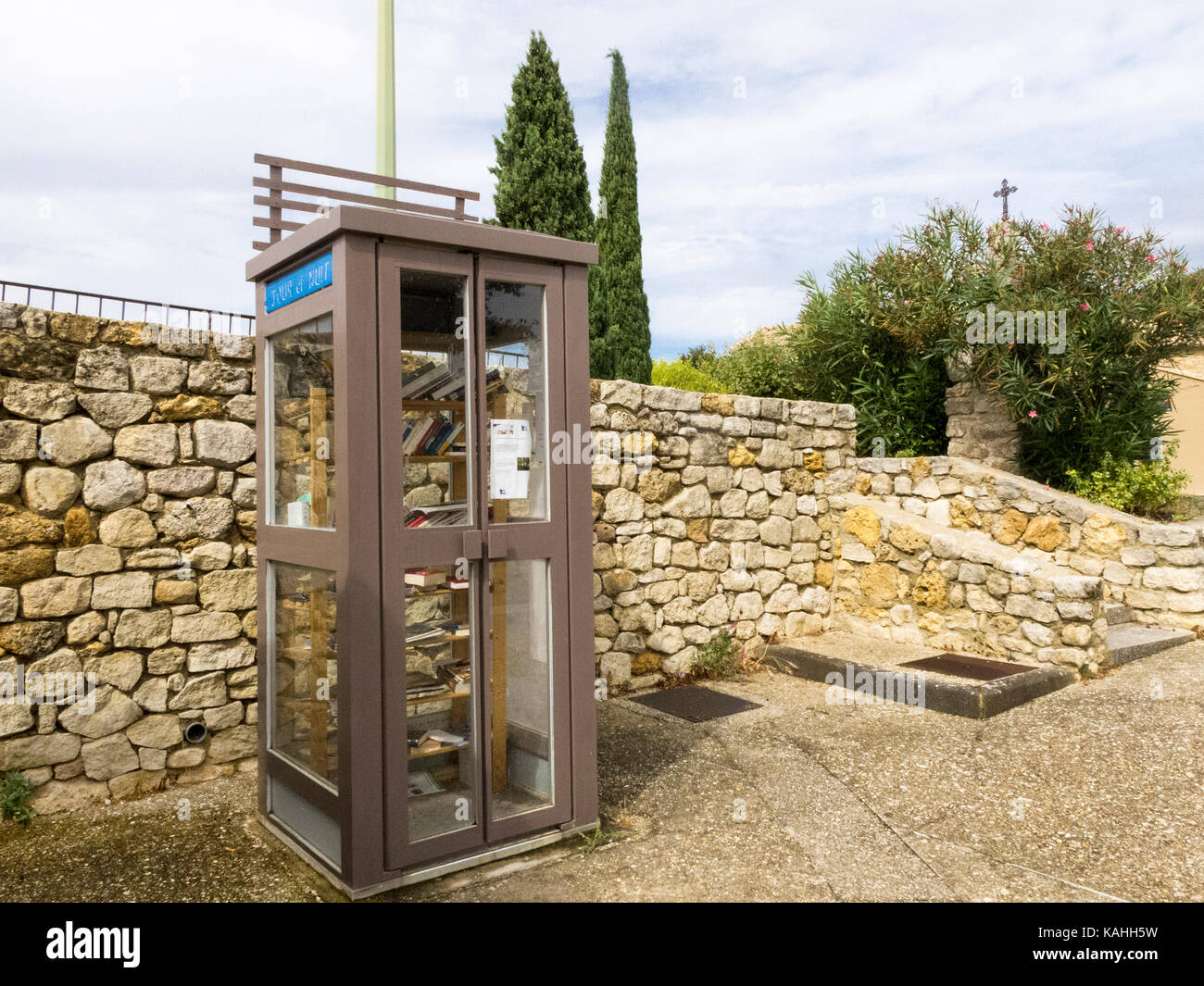 Phone booth france hi-res stock photography and images - Alamy
