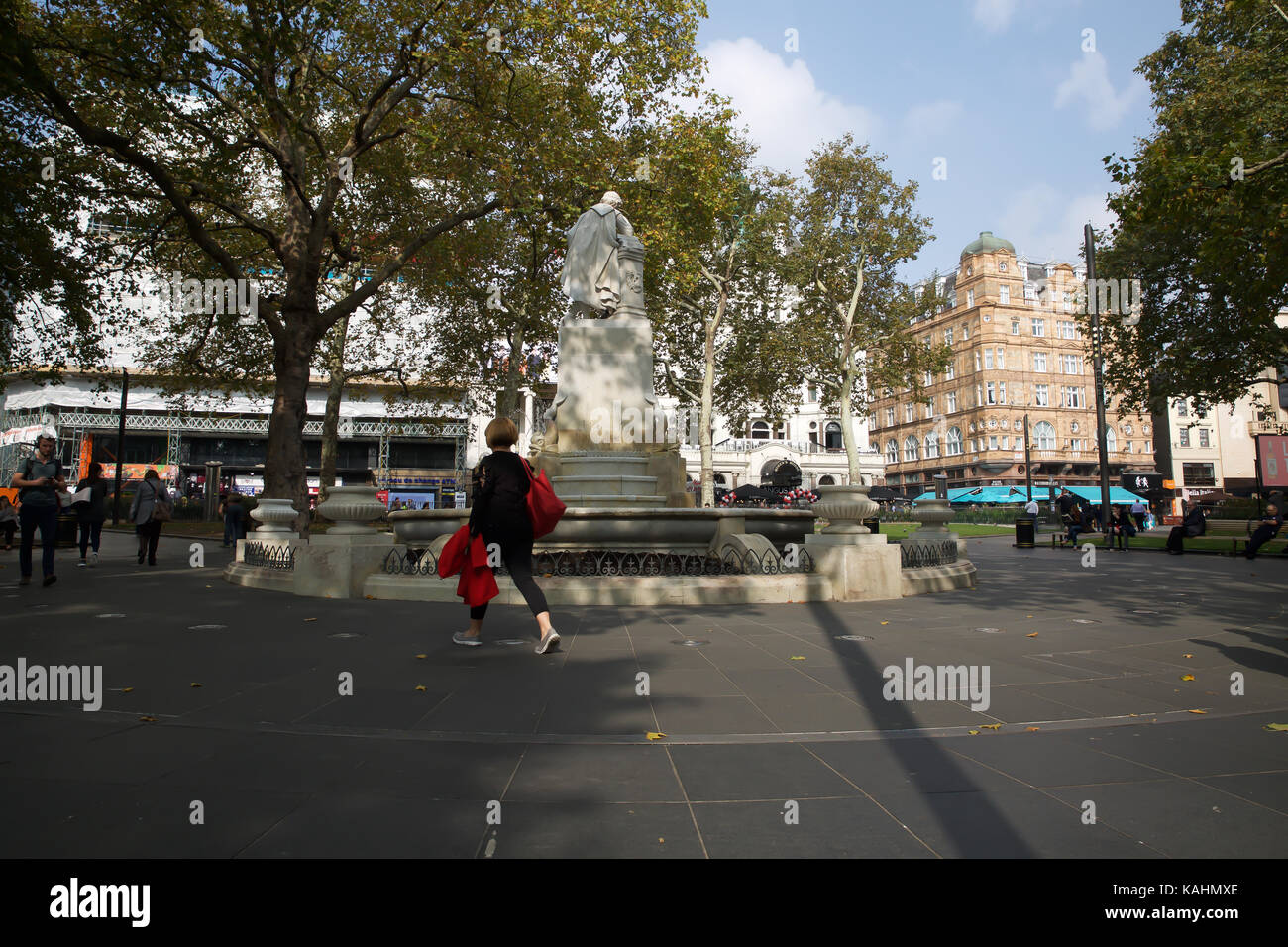 London, UK. 26th Sep, 2017. People enjoy the warm Autumn sunshine in ...
