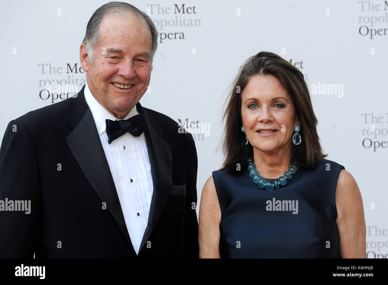 Thomas Kean and Susan Braddock attend the 2017 Metropolitan Opera ...