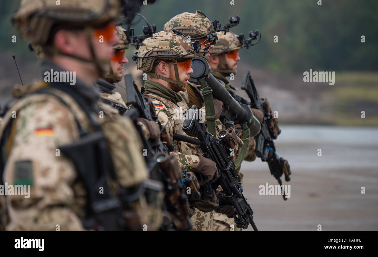 Bundeswehr Soldiers Exercise Stock Photos & Bundeswehr Soldiers ...