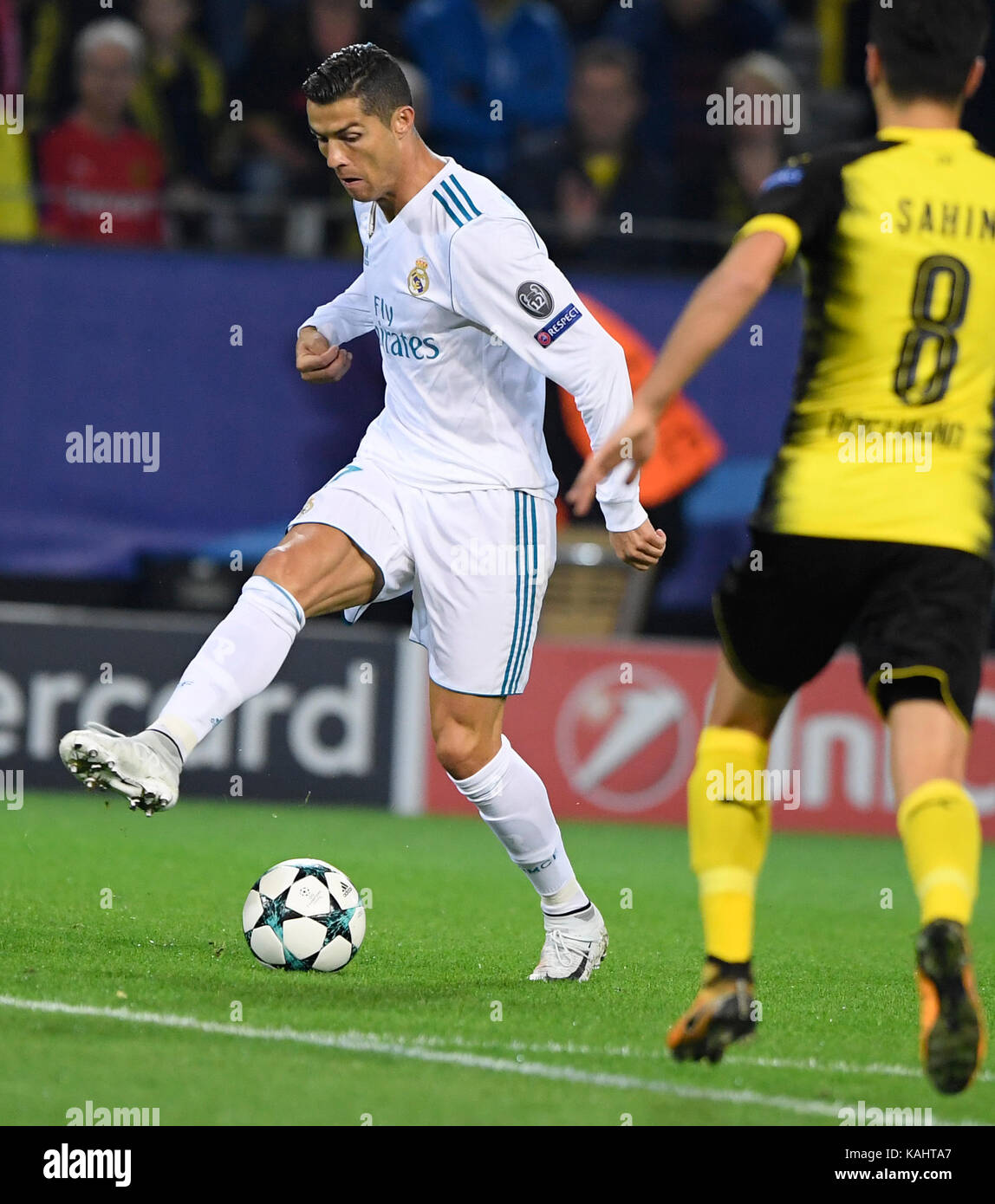 Christiano Ronaldo (Real Madrid) umkurvt Nuri Sahin (BVB) GES/ Fussball ...