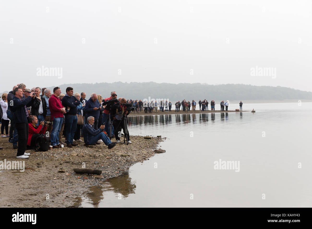 Bewl Water, Kent. 26th September 2017. Crowds of people gather to watch ...