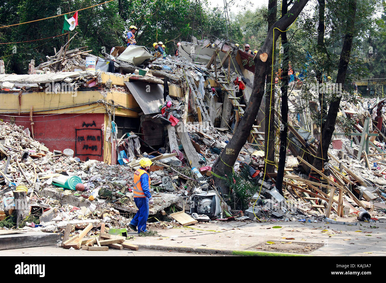 Mexico City, Mexico. 26th Sep, 2017. Rescuers work at a collapsed ...