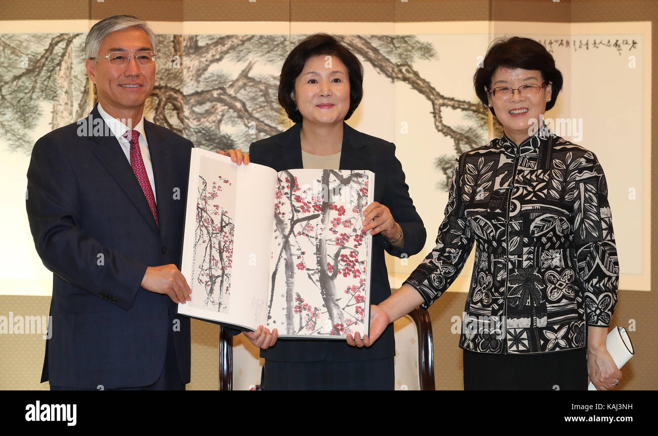 First lady meets Chinese envoy South Korean first lady Kim Jung-sook (C ...