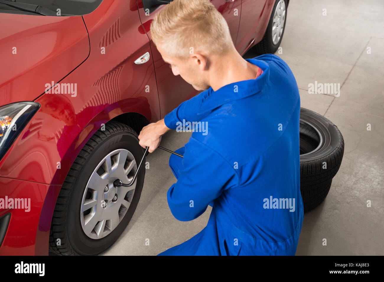 Man Changing Flat Tire High Resolution Stock Photography and Images - Alamy