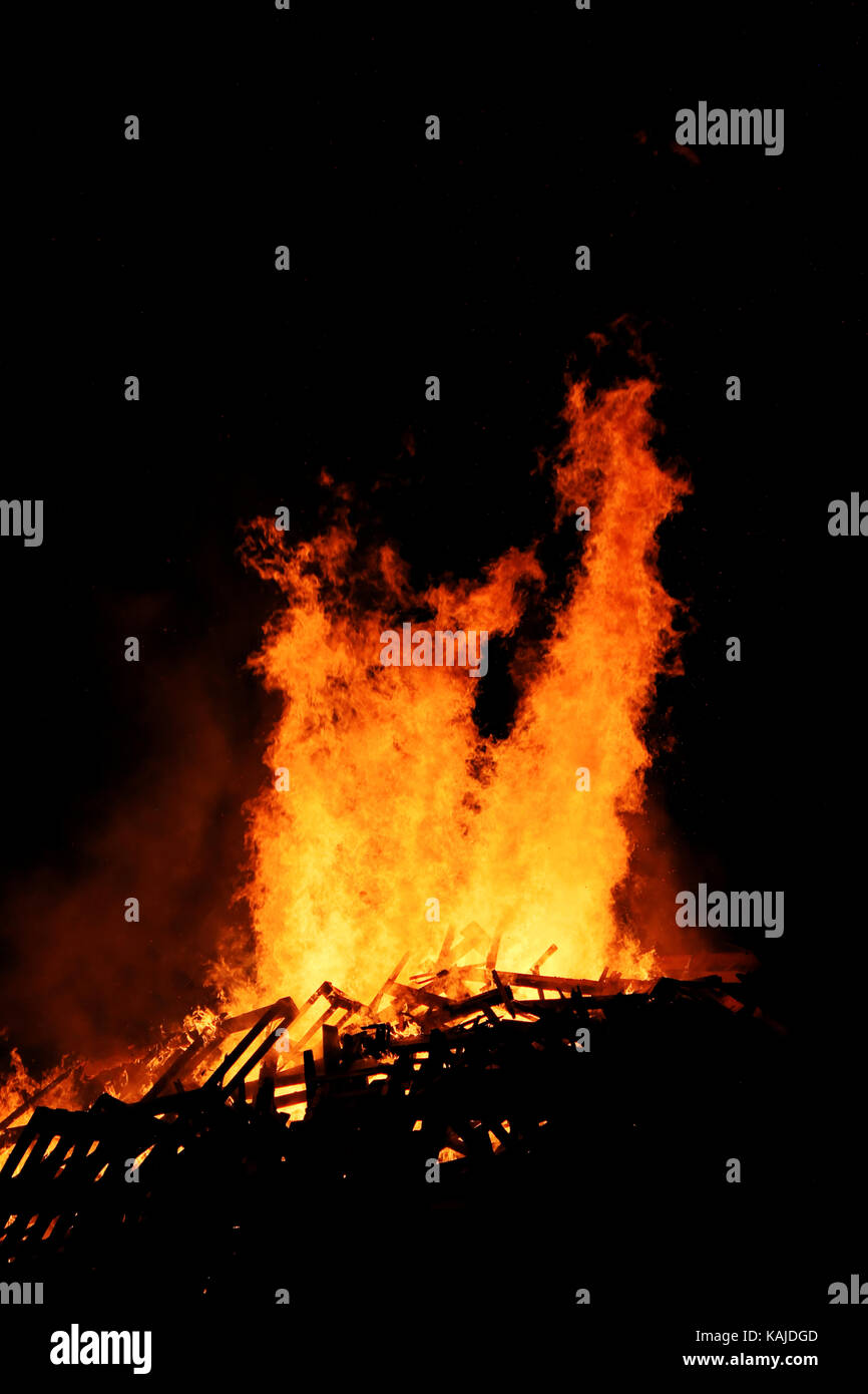 Large burning bonfire flame hi-res stock photography and images - Alamy