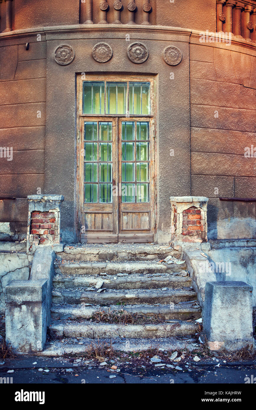 Old wood mansion doors hi-res stock photography and images - Alamy