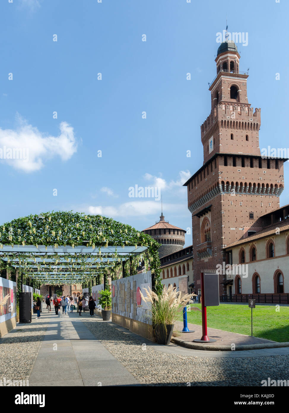 Courtyard and architecture in the milan castle castello hi-res stock ...