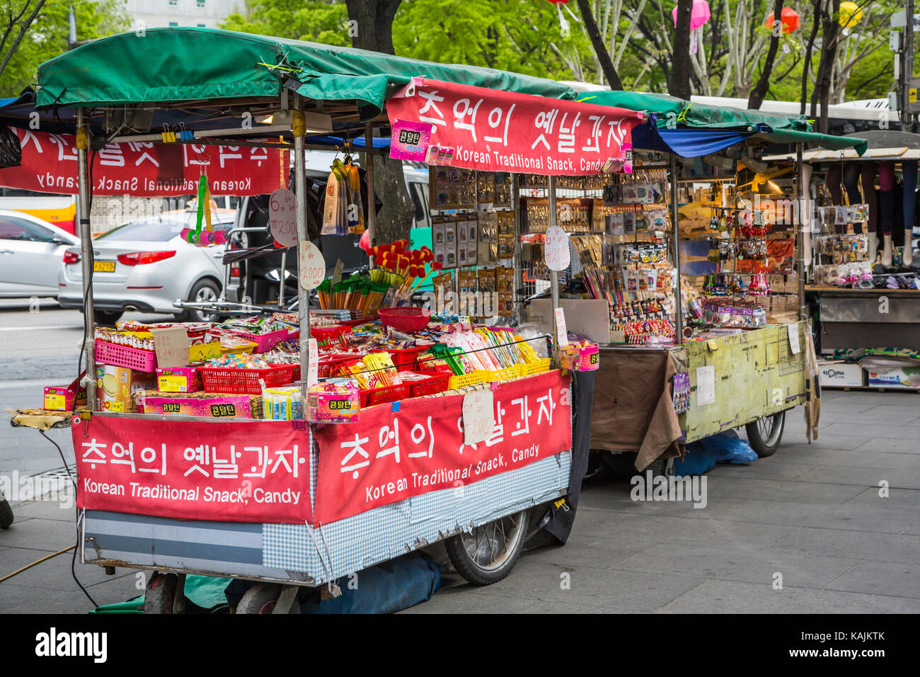 A street market kiosk along Insadong-gil street in the Insadong ...