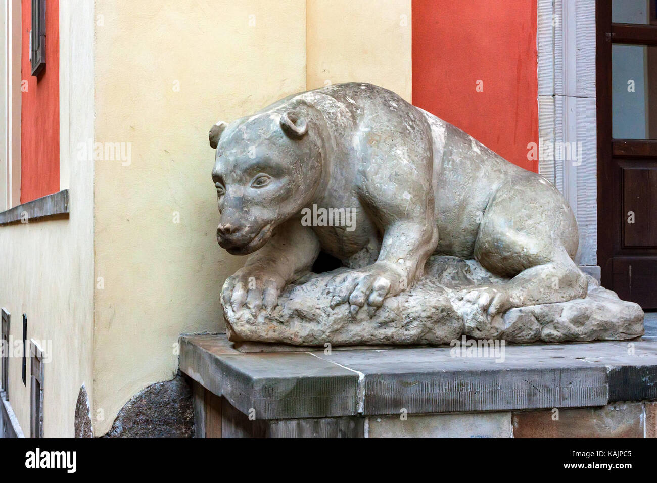 Sculpture of bear in Warsaw Stock Photo - Alamy
