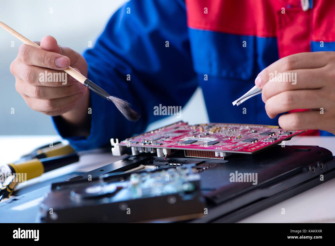Repairman working in technical support fixing computer laptop troubleshooting Stock Photo - Alamy