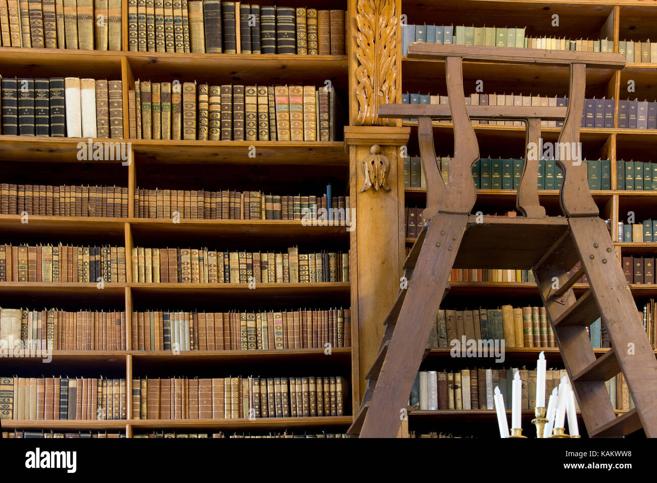 Old library shelves hi-res stock photography and images - Alamy