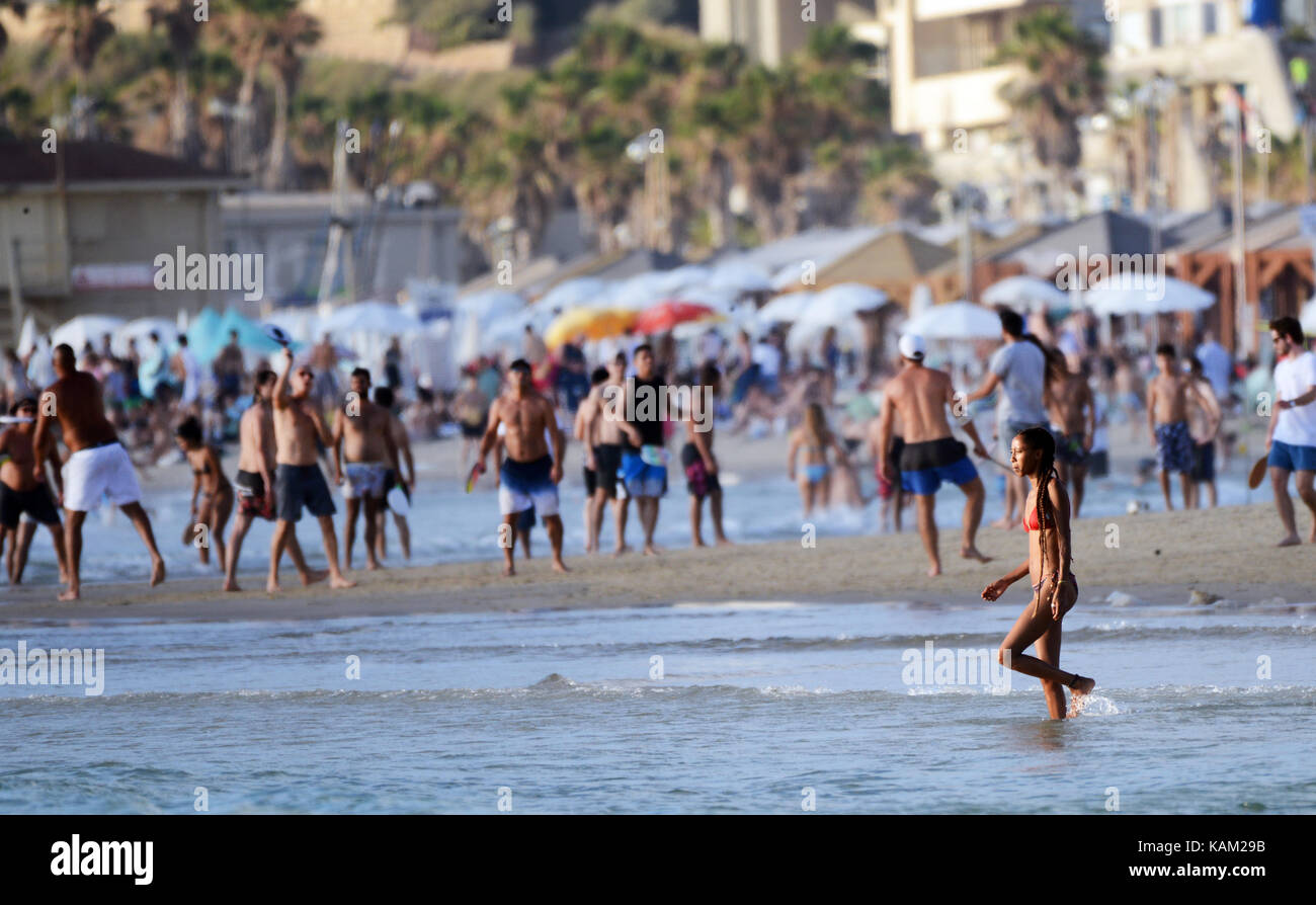 A busy day on the beach in Tel-Aviv Stock Photo - Alamy