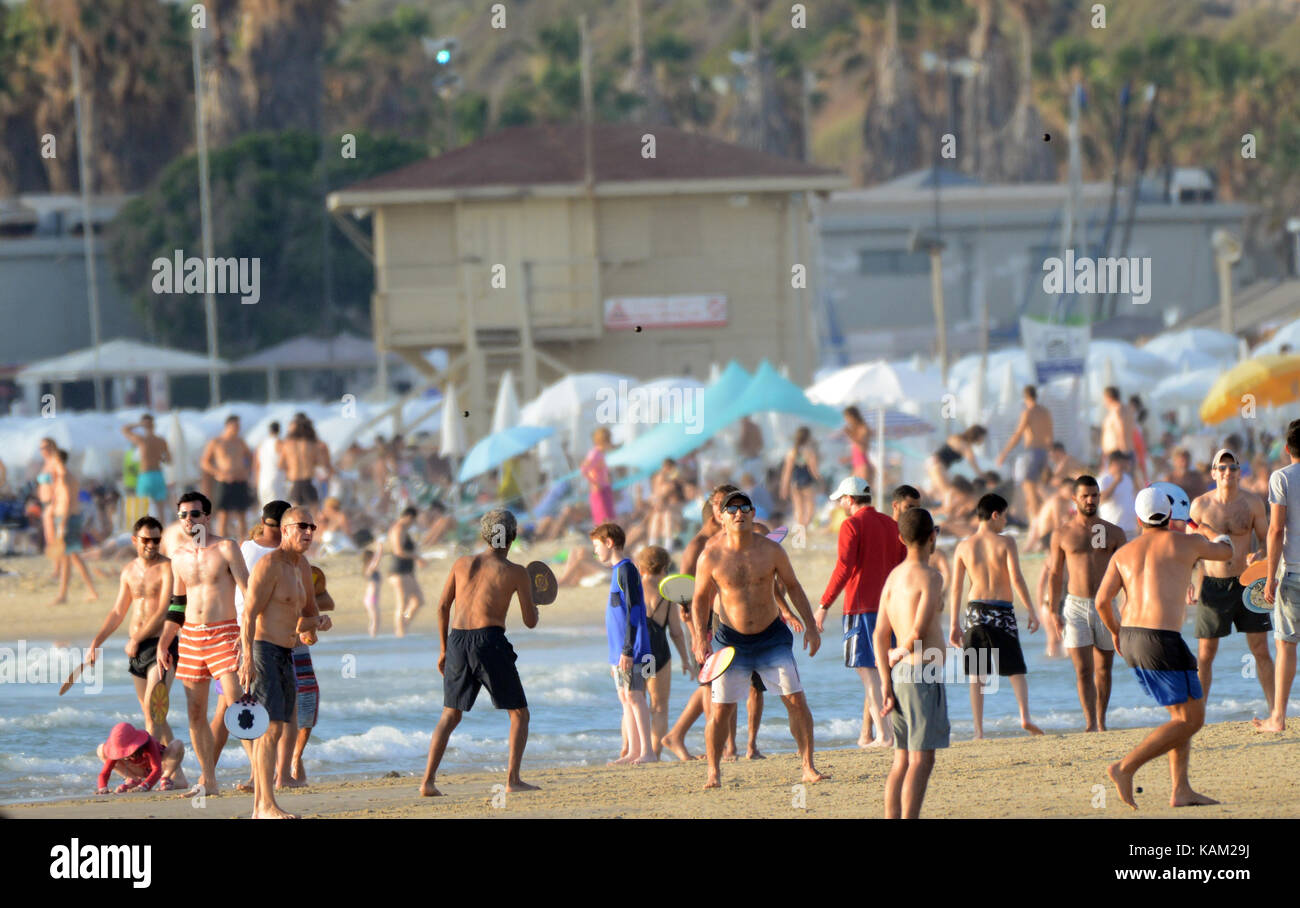 Playing Matkot ( paddle ball ) on the beach in Tel-Aviv Stock Photo - Alamy