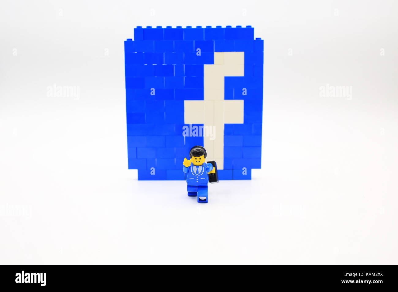Facebook logo and globe hi-res stock photography and images - Alamy