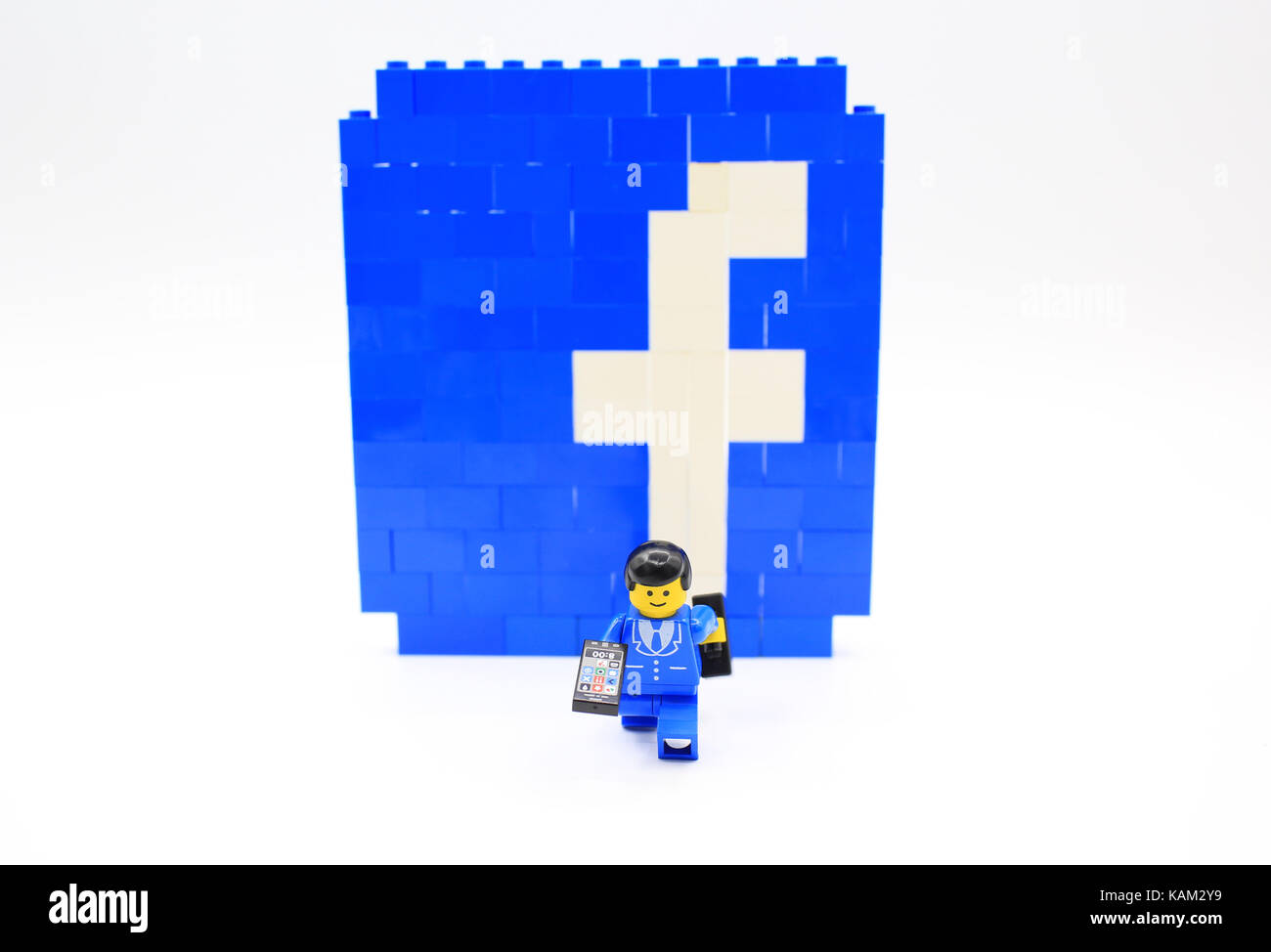 Facebook logo and globe hi-res stock photography and images - Alamy