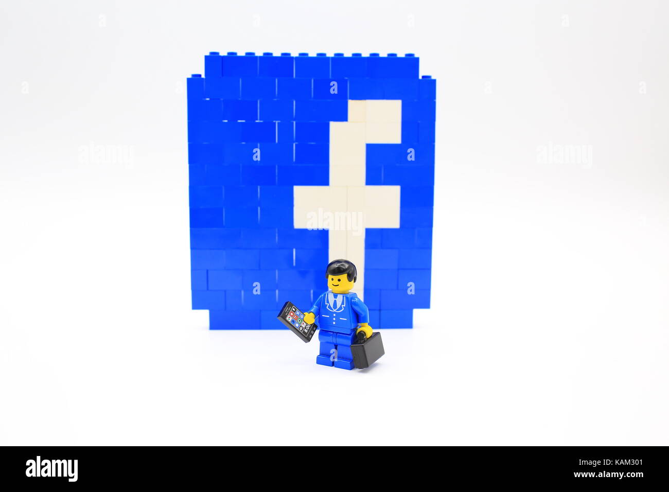Facebook logo and globe hi-res stock photography and images - Alamy