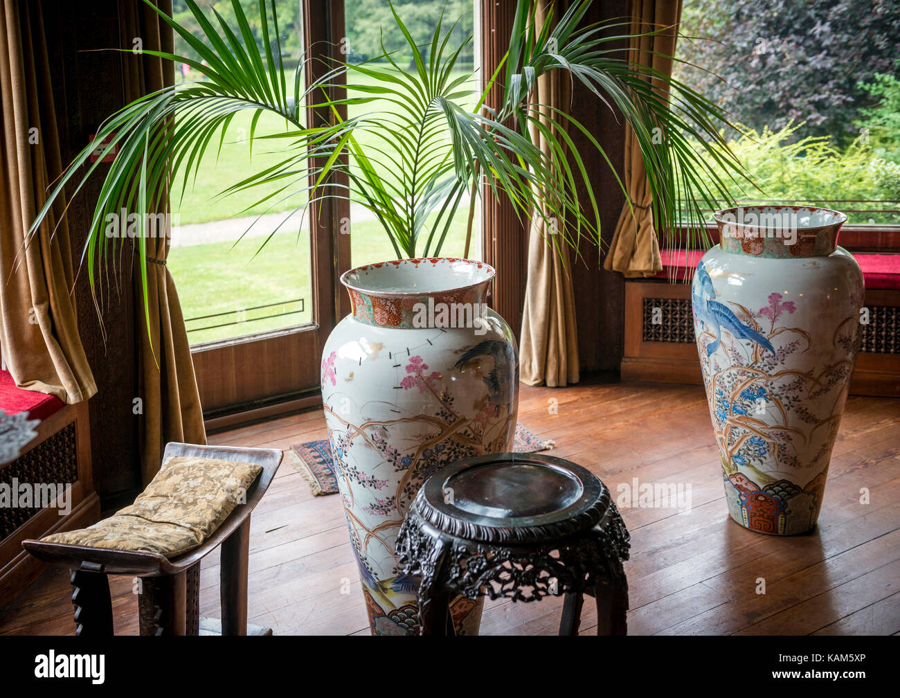 Old english house interior hi-res stock photography and images - Alamy