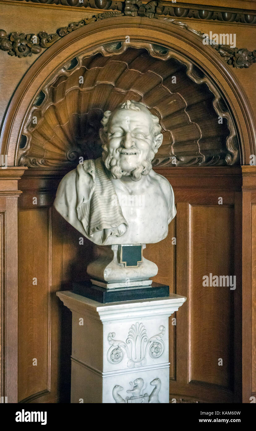 Historic estate sculpture hi-res stock photography and images - Alamy