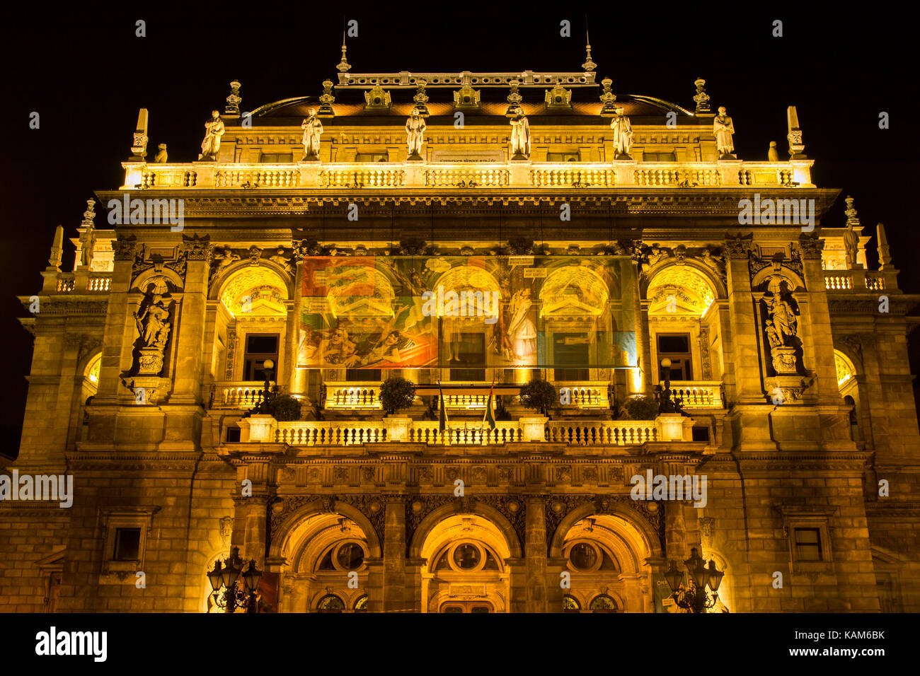 Hungarian state opera house night hi-res stock photography and images ...