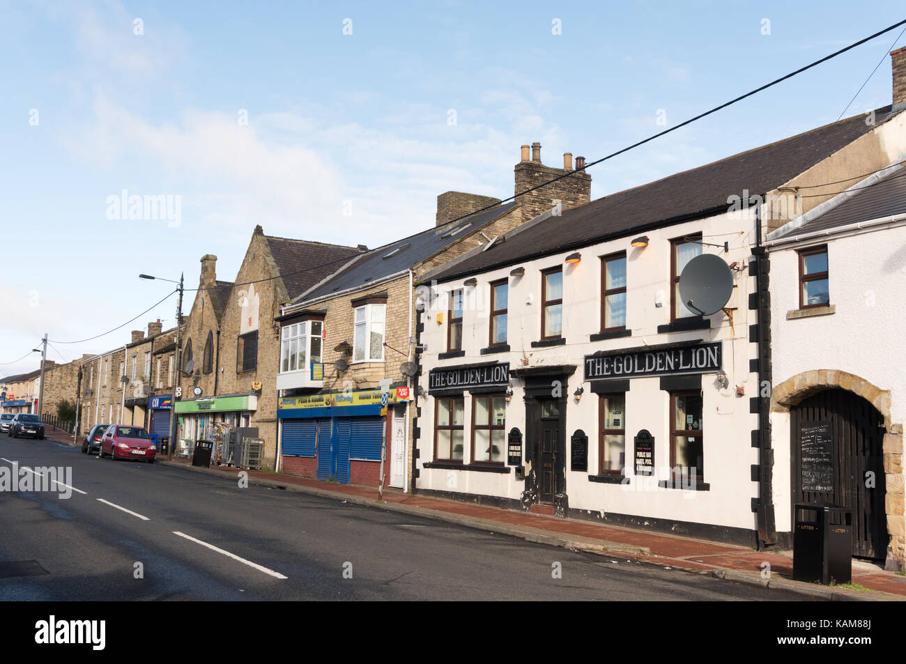 English pub front hi-res stock photography and images - Alamy
