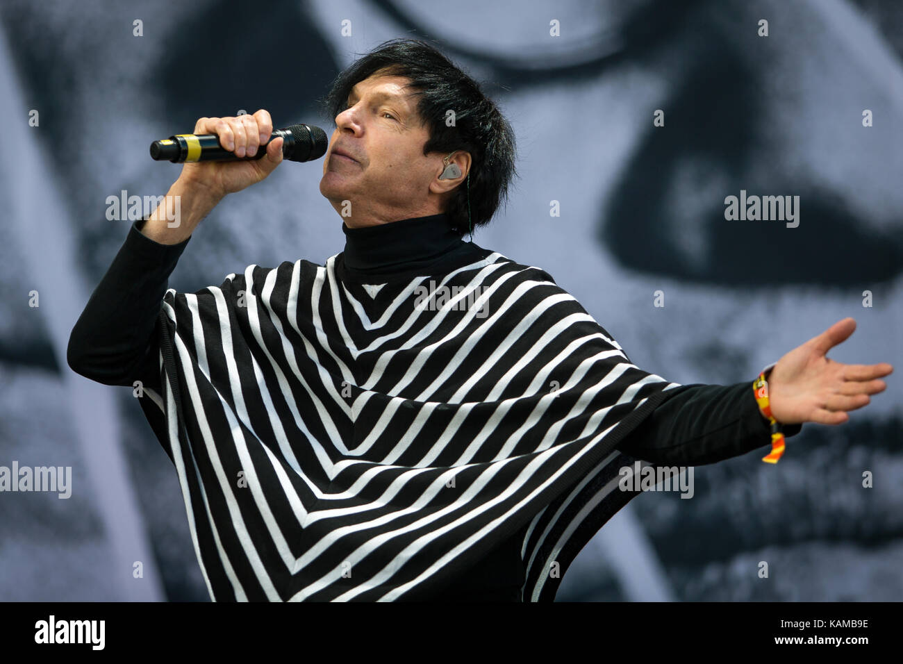 Scottish band franz ferdinand perform on stage hi-res stock photography ...