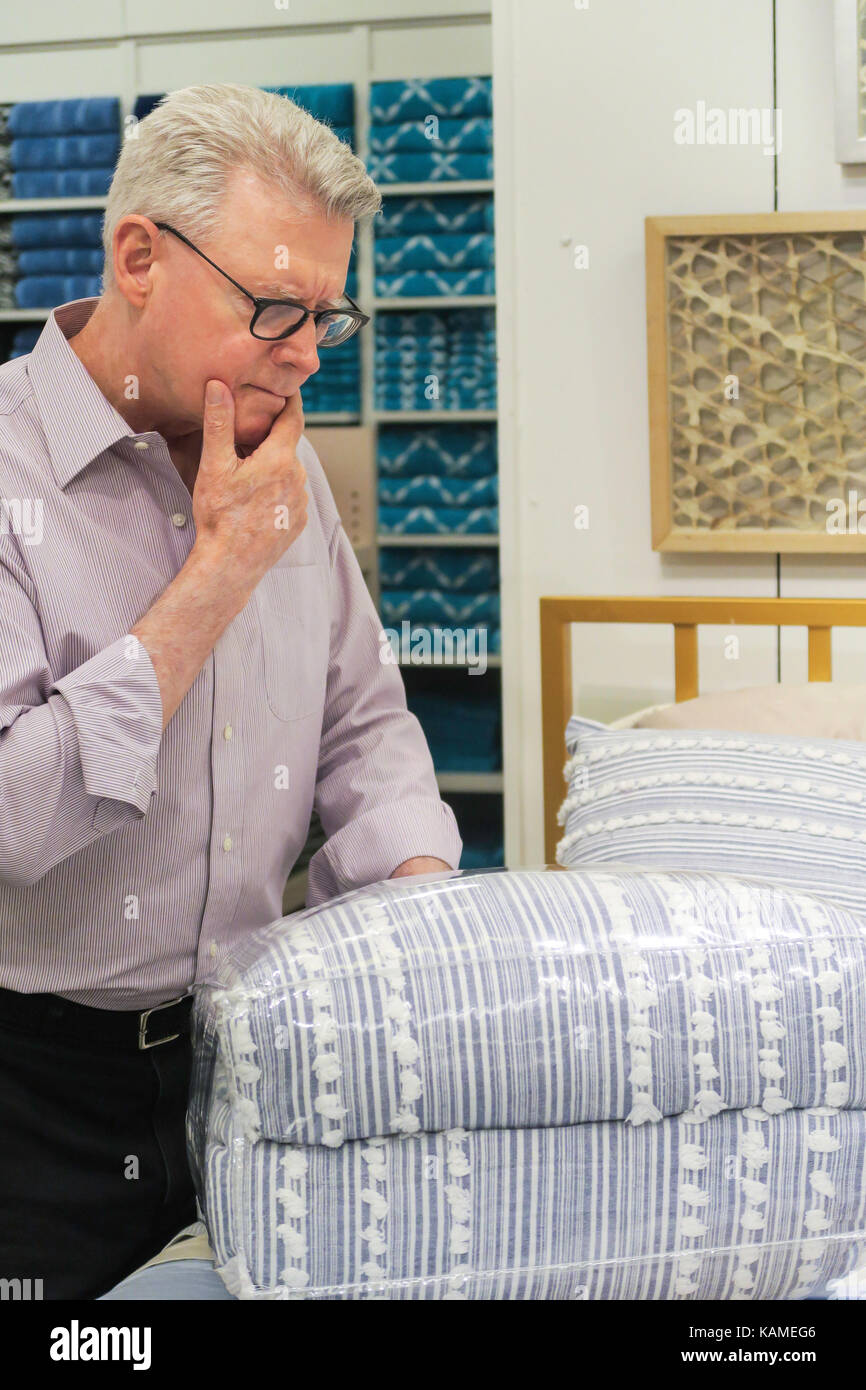 Senior citizen shopping hi-res stock photography and images - Alamy