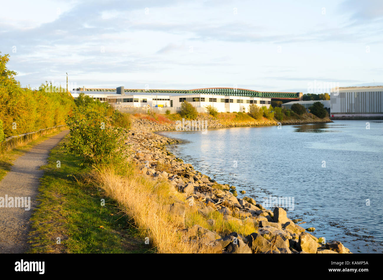 River view and walkway hi-res stock photography and images - Alamy