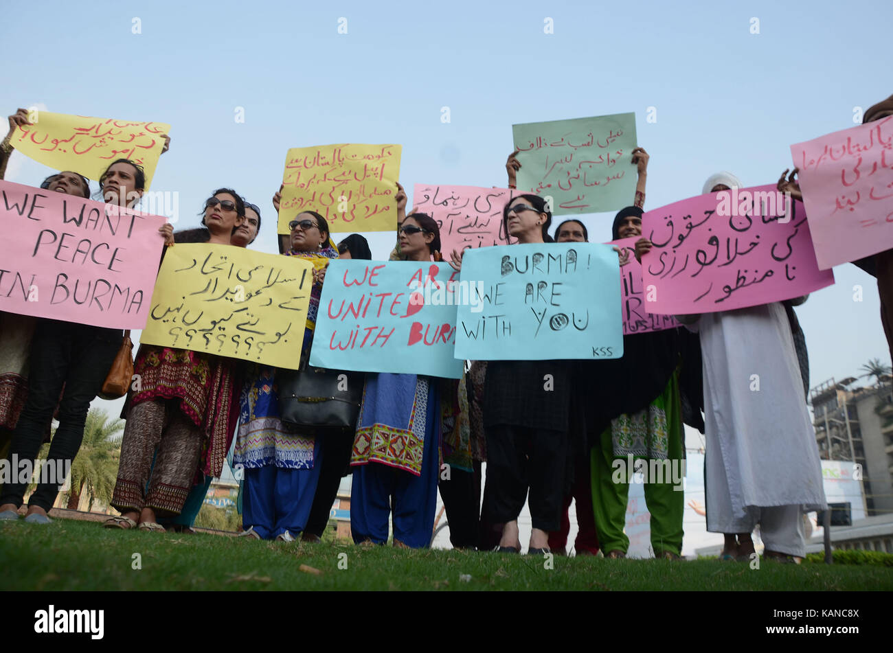 Lahore, Pakistan. 27th Sep, 2017. Pakistani transgender hold placards ...