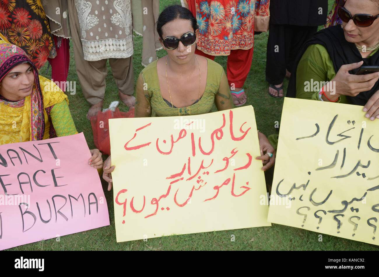 Lahore, Pakistan. 27th Sep, 2017. Pakistani transgender hold placards ...