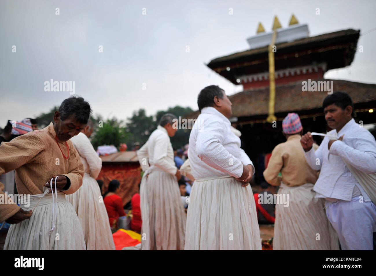 Kathmandu, Nepal. 26th Sep, 2017. Nepalese priest arranging traditional ...