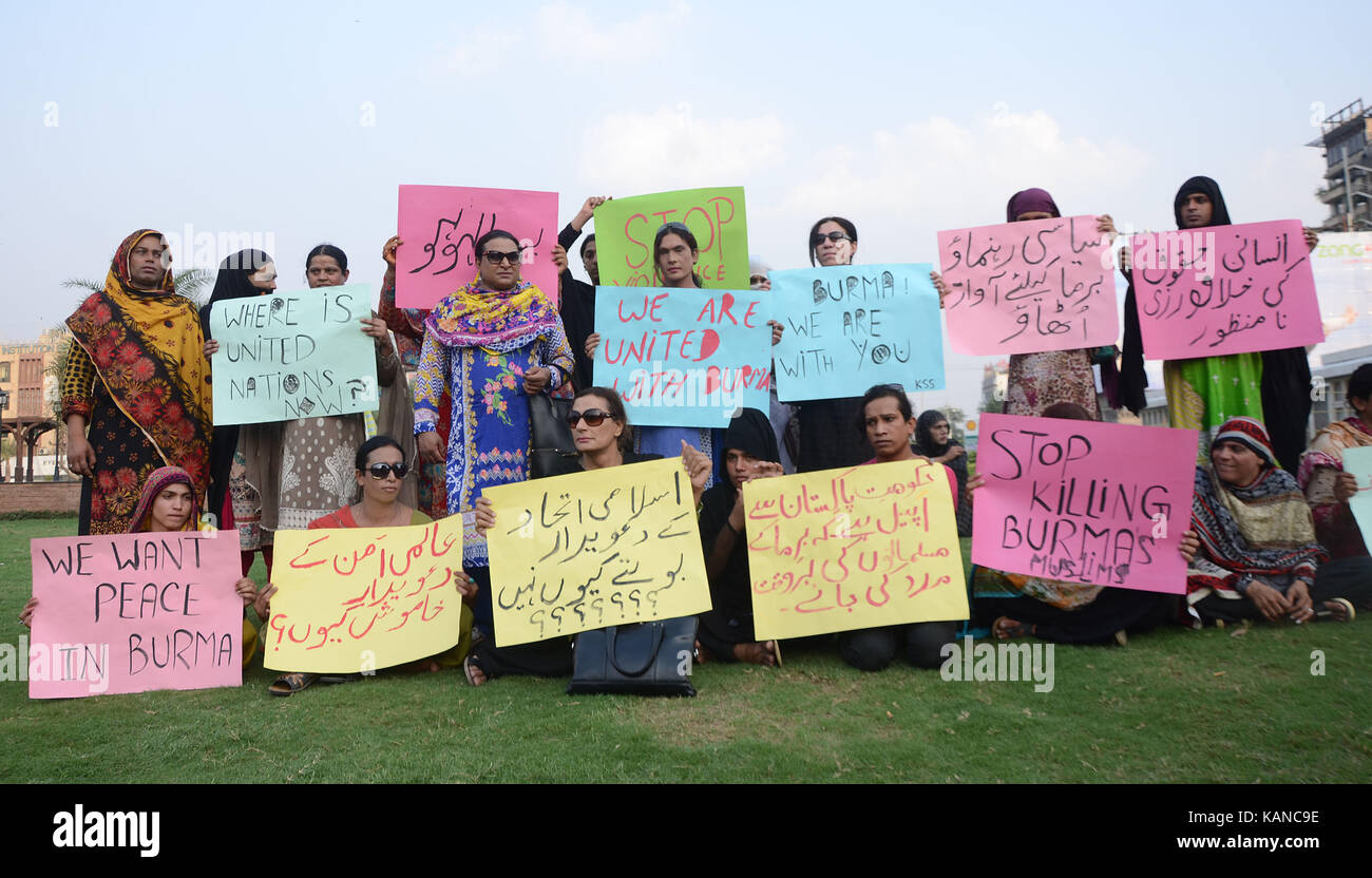 Lahore, Pakistan. 27th Sep, 2017. Pakistani transgender hold placards ...