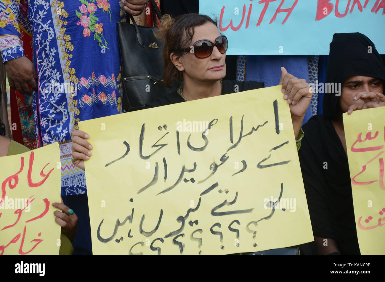Lahore, Pakistan. 27th Sep, 2017. Pakistani transgender hold placards ...