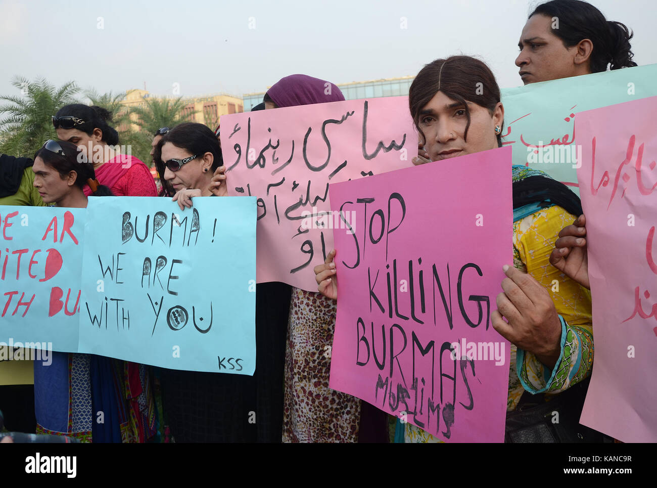 Lahore, Pakistan. 27th Sep, 2017. Pakistani transgender hold placards ...