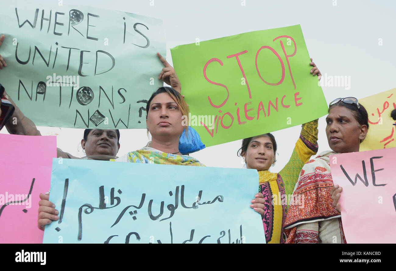 Lahore, Pakistan. 27th Sep, 2017. Pakistani transgender hold placards ...