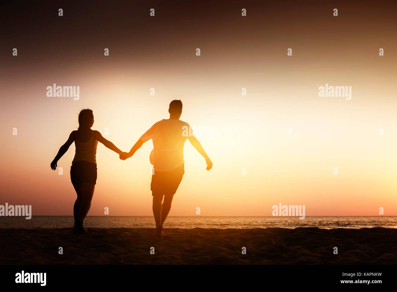 Couple and beach and kiss hi-res stock photography and images - Alamy