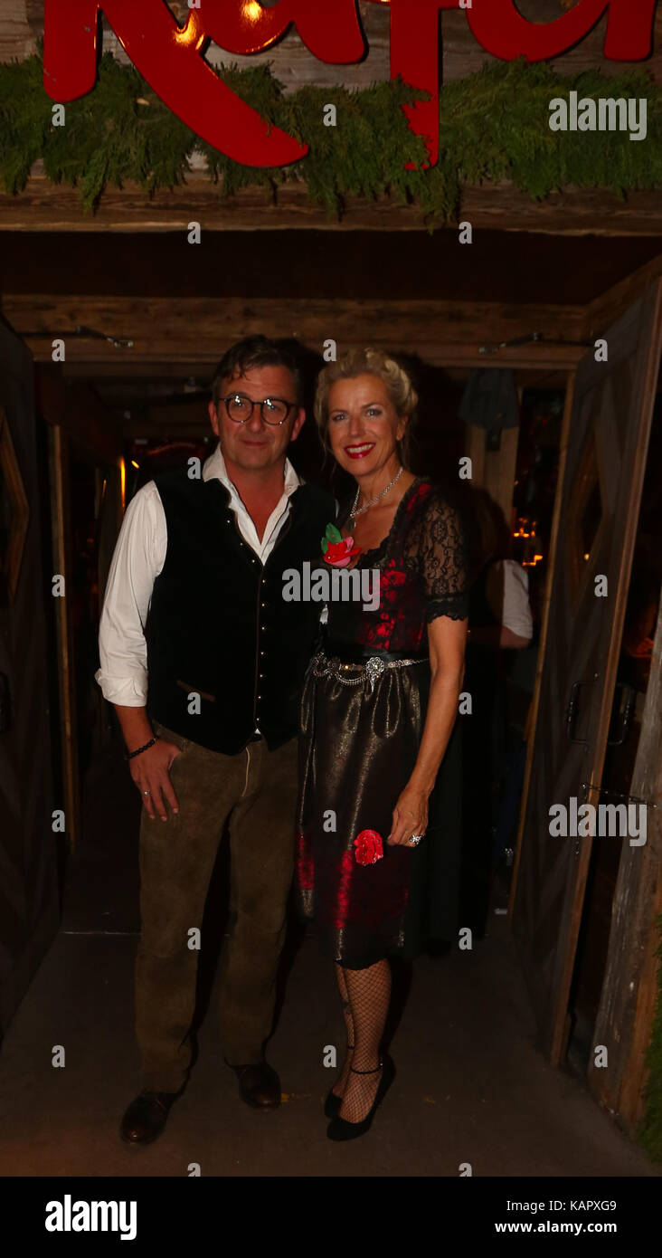Munich, Germany. 26th Sep, 2017. "Bergdoktor" Hans Sigl with wife ...