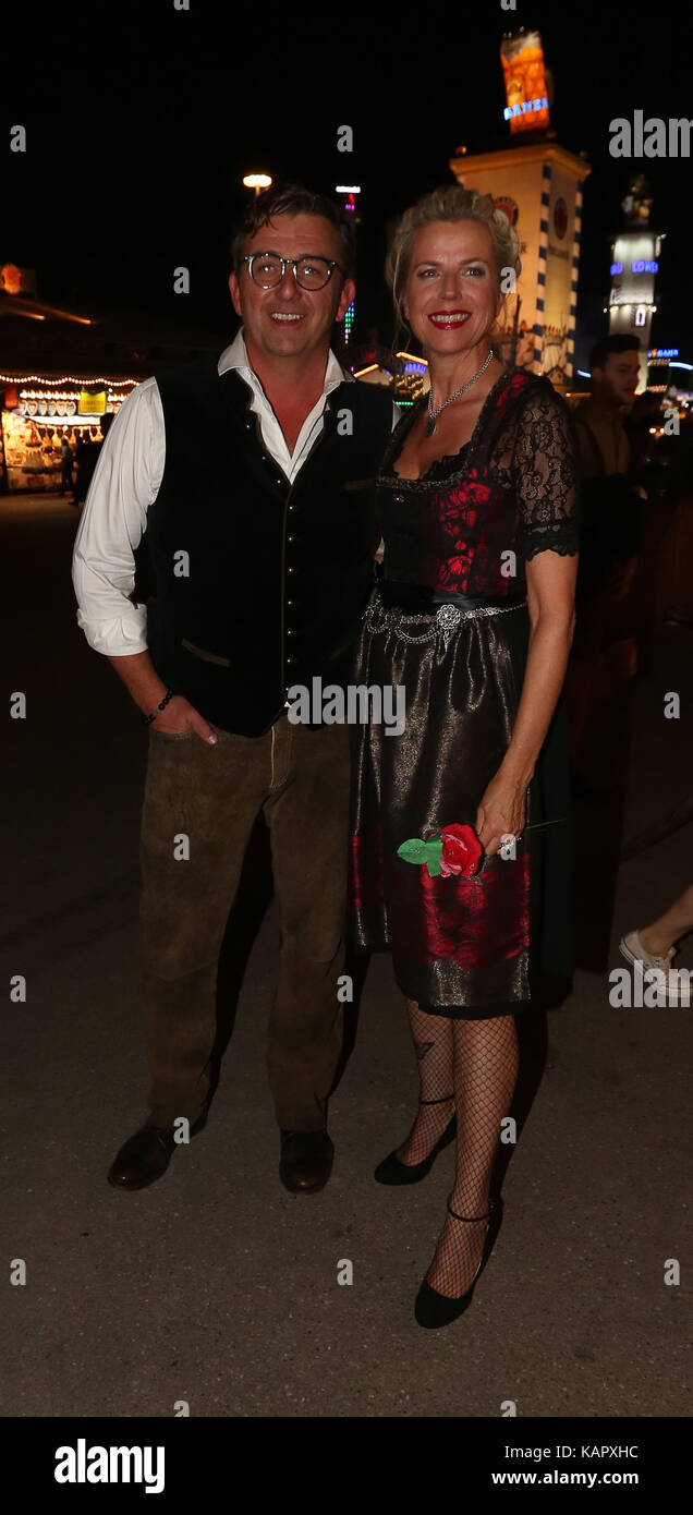 Munich, Germany. 26th Sep, 2017. "Bergdoktor" Hans Sigl with wife ...