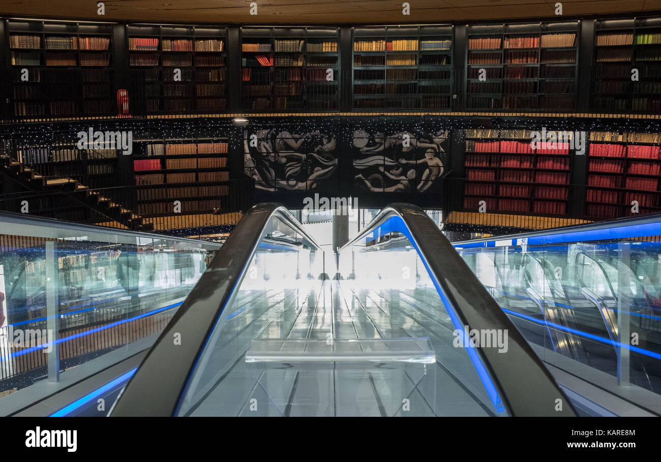 Birmingham city library interior hi-res stock photography and images ...